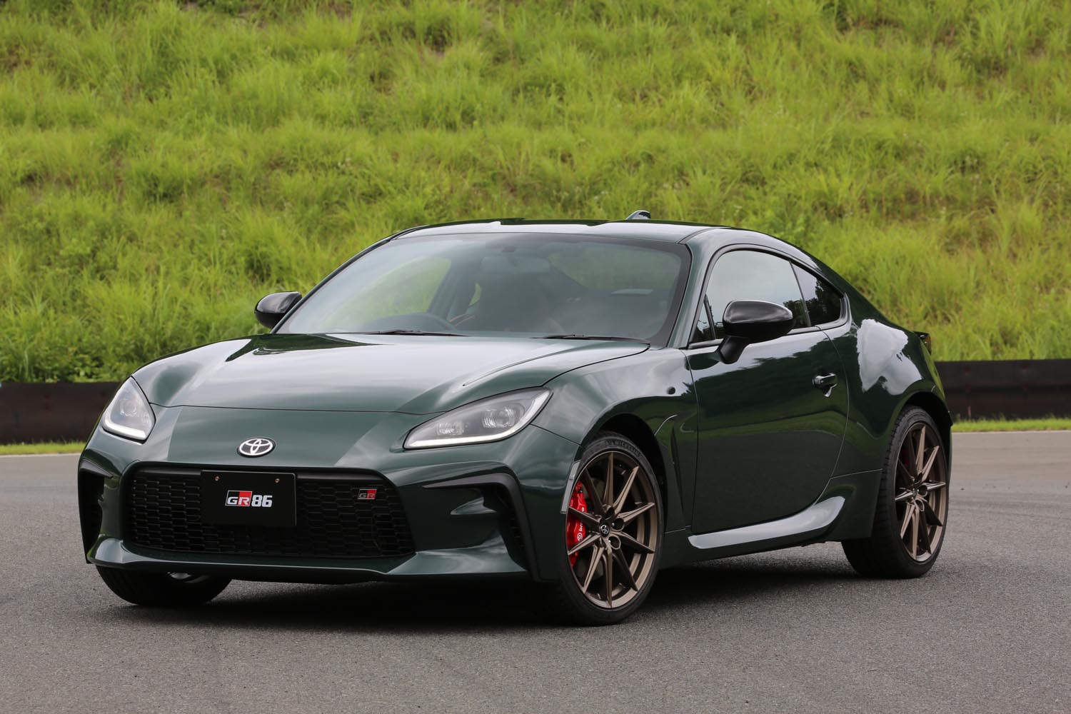 まだ間に合う!? 200台限定のトヨタ「GR86 Ridge Green Limited」受付中…「カローラレビンTE27」を彷彿とさせるグリーンは389万7000円から（Auto Messe ...