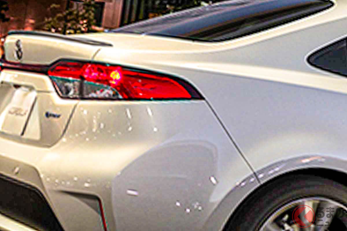 1リッターで“30km”以上走る！ トヨタ新「“5人乗り”セダン」が話題に！ 新車約220万円から買える「全長4.4m級」モデルに「激安」の声も！ 大口顔の「カローラ」に反響あり（くるまの ...