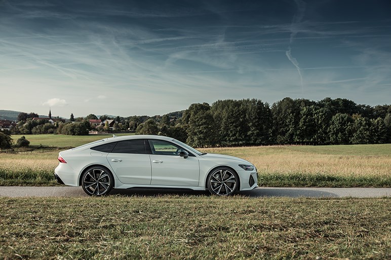 新型アウディRS7は全長5m超＆全幅2m弱の大型ボディを持ち最高速は305km/h（carview!） | 自動車情報サイト【新車・中古車】 - carview!