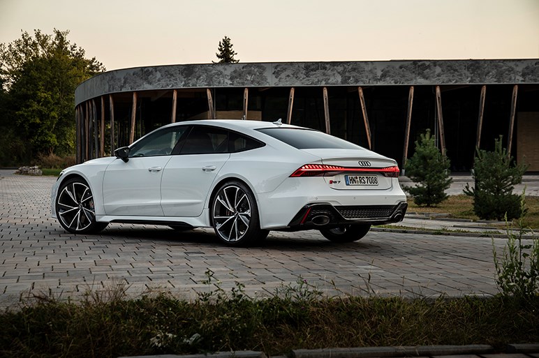 新型アウディRS7は全長5m超＆全幅2m弱の大型ボディを持ち最高速は305km/h（carview!） | 自動車情報サイト【新車・中古車】 - carview!