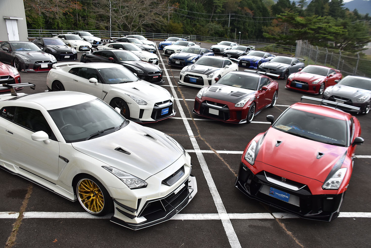 「KUHL」は買ったあとが楽しい！ ド迫力エアロのR35GT-Rが富士に集結した「TEAM GT-R BY KUHLオーナーズミーティング」（WEB CARTOP）(ヘッドライン) | 自動車 ...