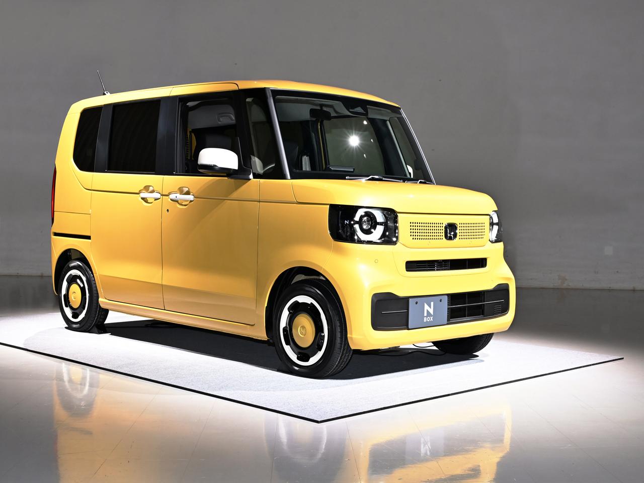 ホンダ N-BOX、2023年秋のフルモデルチェンジを前に内外装を公開。シンプルなデザインの中に丸型＆横一文字のライトで個性化（Webモーターマガジン） | 自動車情報・ニュース - carview!