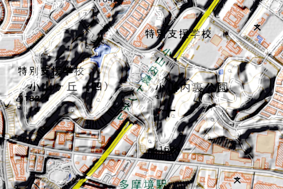 激しすぎる蛇行！ 町田・八王子の境界に残る「戦車道路」をご存じか（Merkmal） | 自動車情報・ニュース - carview!