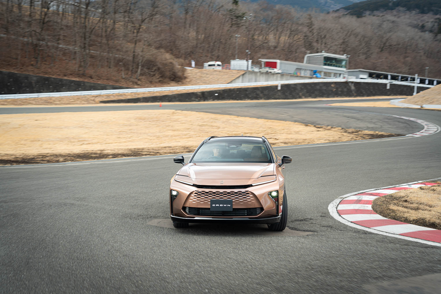 新型「クラウンエステート」はステーションワゴンとSUVの“いいとこ取り”？ 後席や荷室は広大だが立体駐車場の人は要注意（carview!） | 自動車情報サイト【新車・中古車】 - carview!