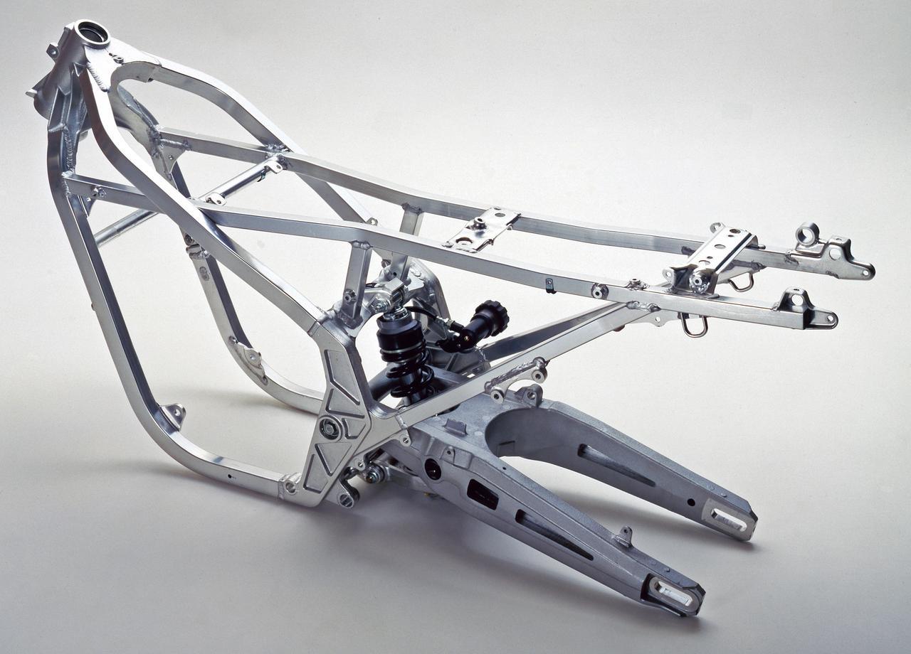 「NS250R」(MC11) ホンダ2スト250の意地とロスマンズカラーの優美 -1984～1986年- 【心に残る日本のバイク遺産】2サイクル250cc史 編（webオートバイ） | 自動車 ...