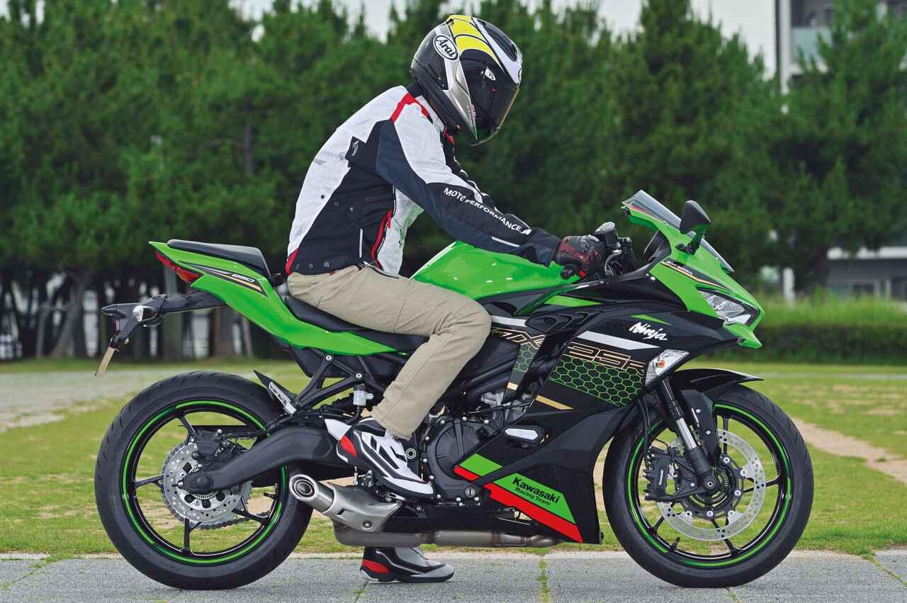 足つき比較】Ninja ZX-25RとNinja 250のライディングポジション 足つき比較】Ninja ZX-25RとNinja 250のライディングポジション