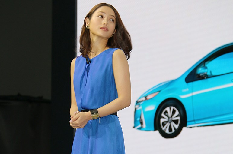 石原さとみさんが素敵すぎるプリウスPHVのCM（carview!） | 自動車情報・ニュース - carview!